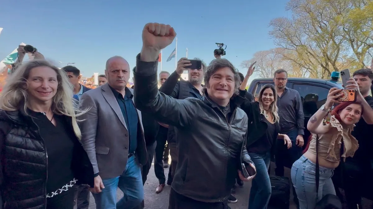 Tensión en Santa Fe: Milei no pudo realizar la caminata prevista ...